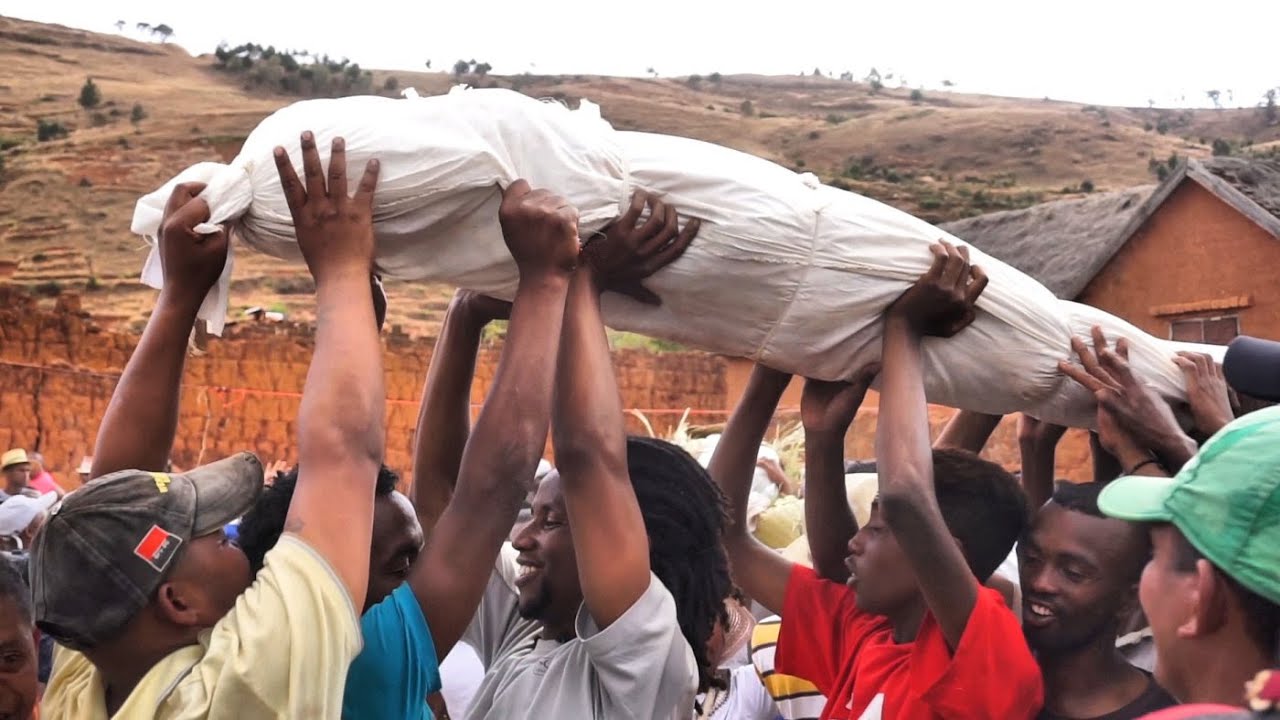 El Rito Funerario de la Reunión Familiar en Madagascar